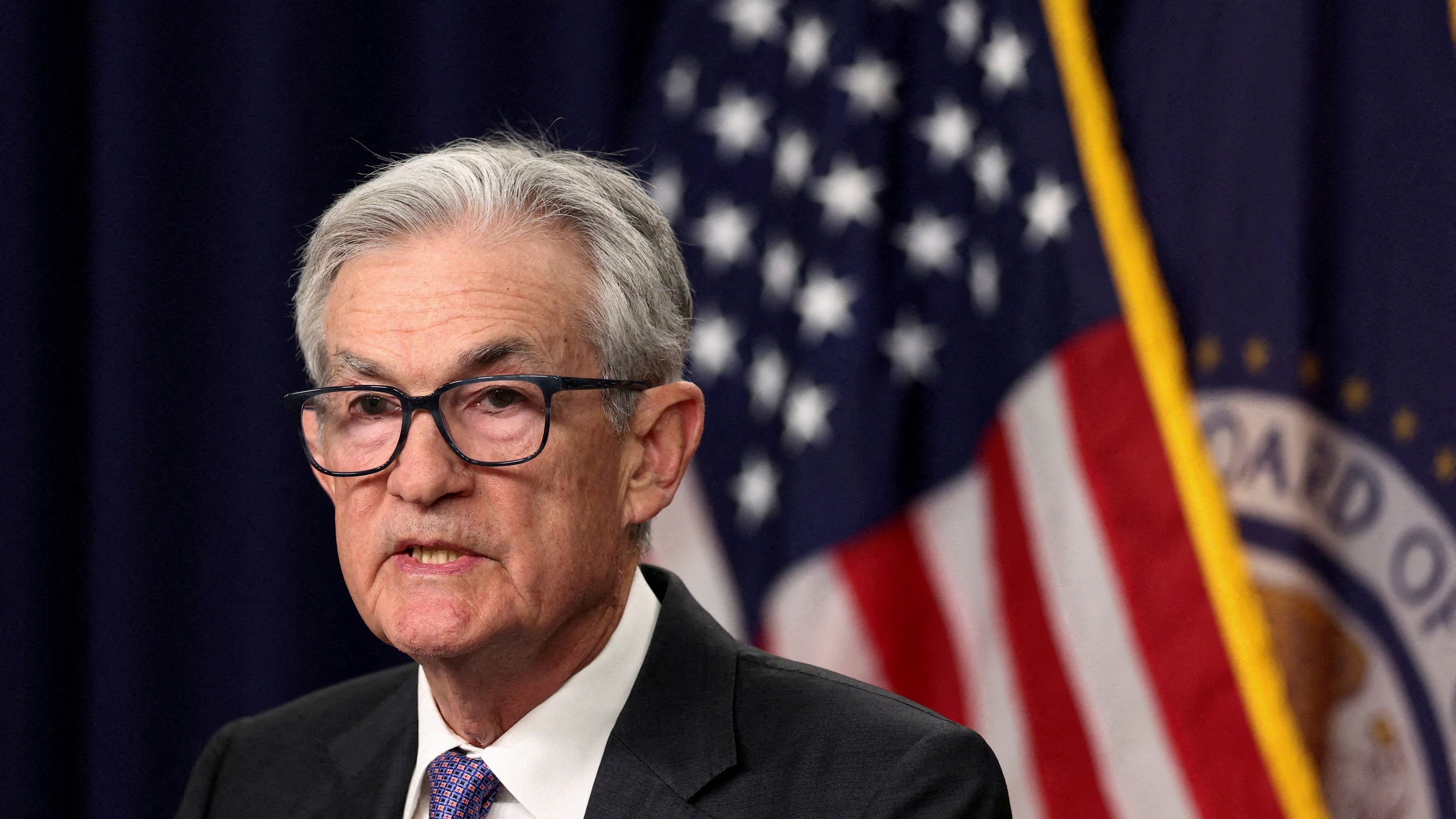 Geldpolitik: Fed lässt Zinsen unverändert – Powell bleibt einfaches ...