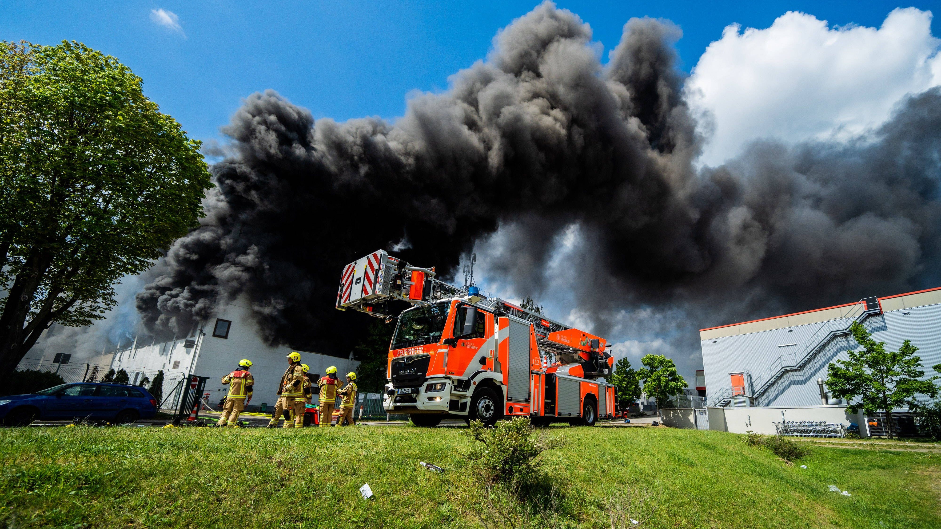 Berlin-Lichterfelde: Löscharbeiten der Werkshalle von Diehl Metall ...