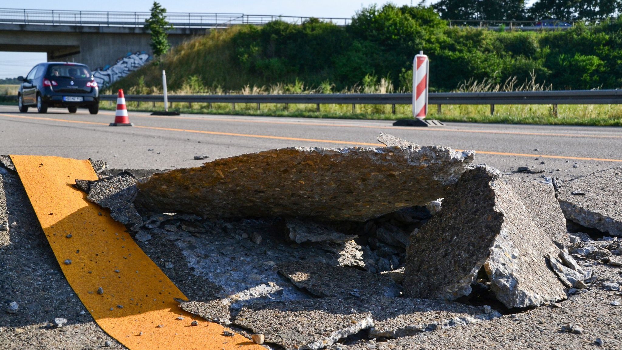 Blow-Ups und Co.: So reagieren Sie bei Straßenschäden durch Hitze