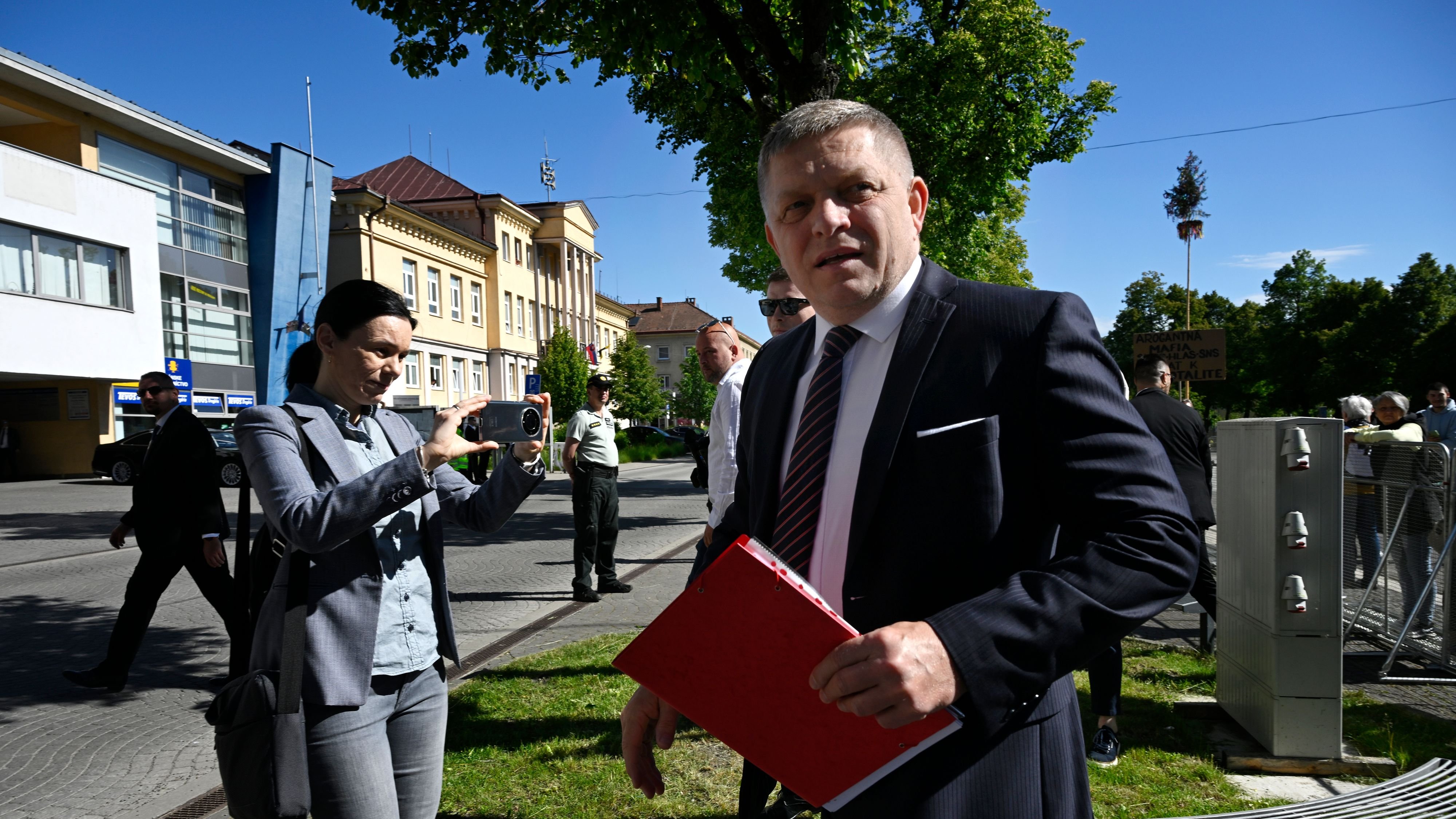 Robert Fico: Slowakischer Premier angeschossen und schwer verletzt