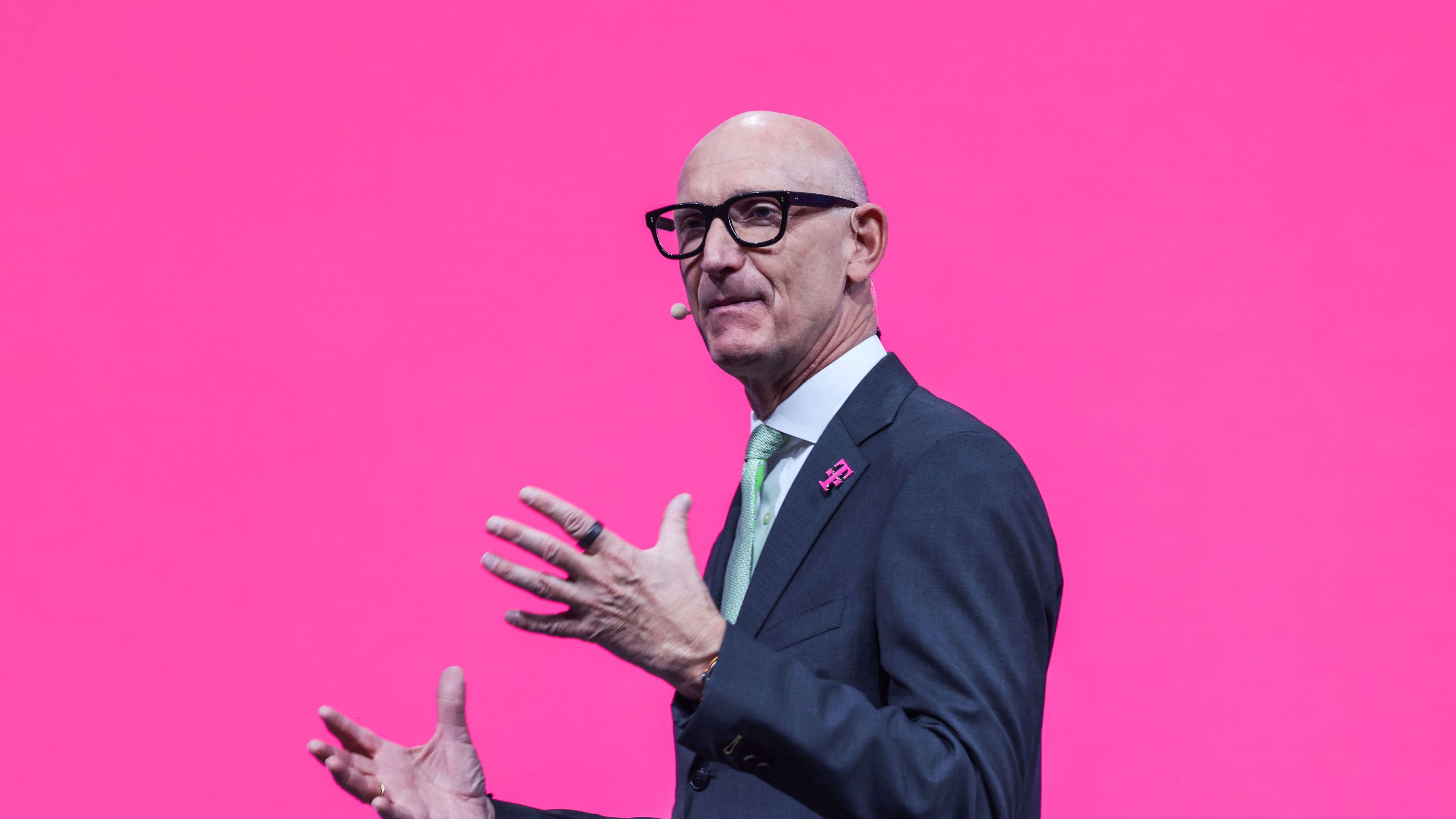 Timotheus Höttges: Telekom-Chef sieht Trump-Politik als Vorbild für Europa