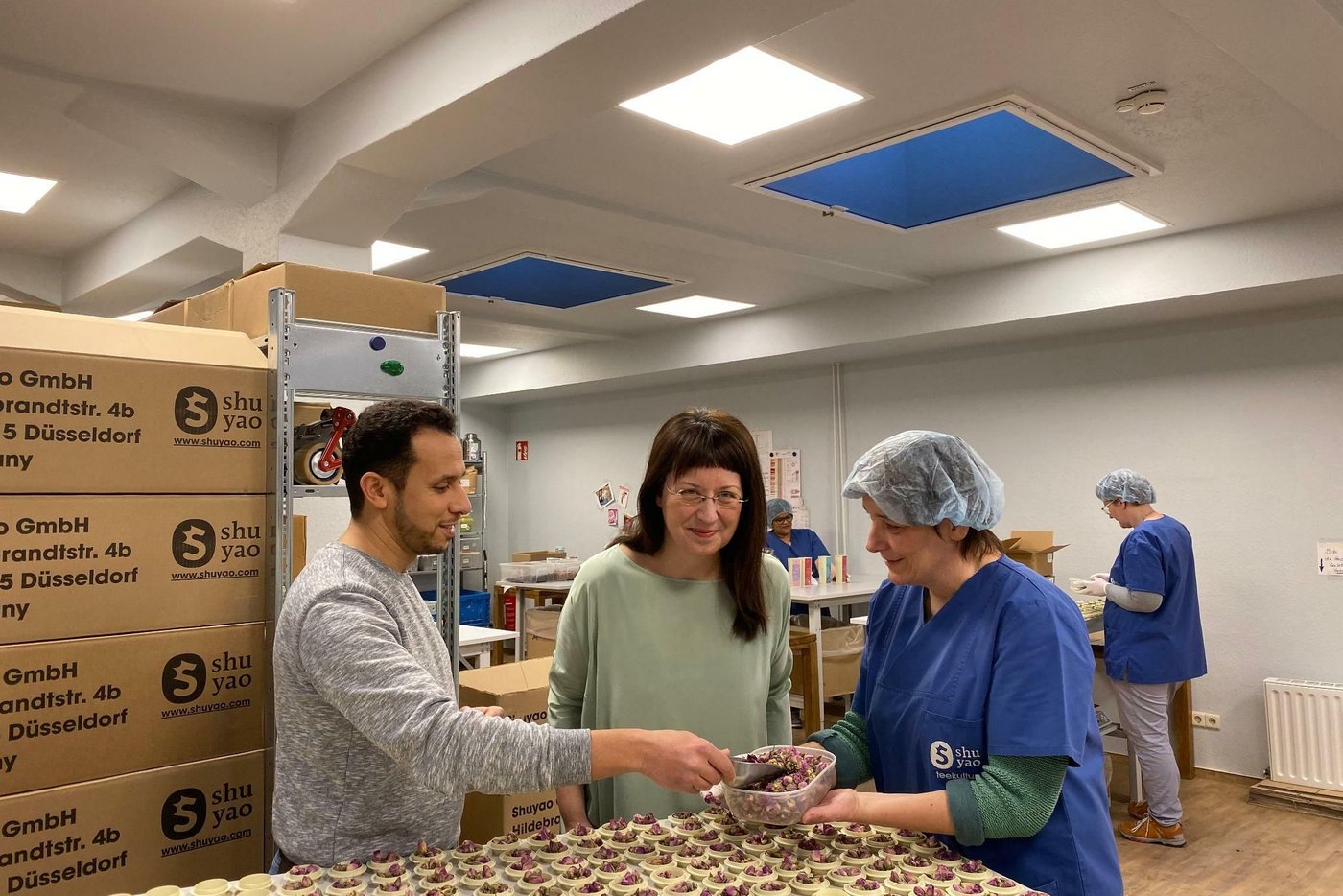 Shuyao ist erfolgreich mit Tee und Inklusion