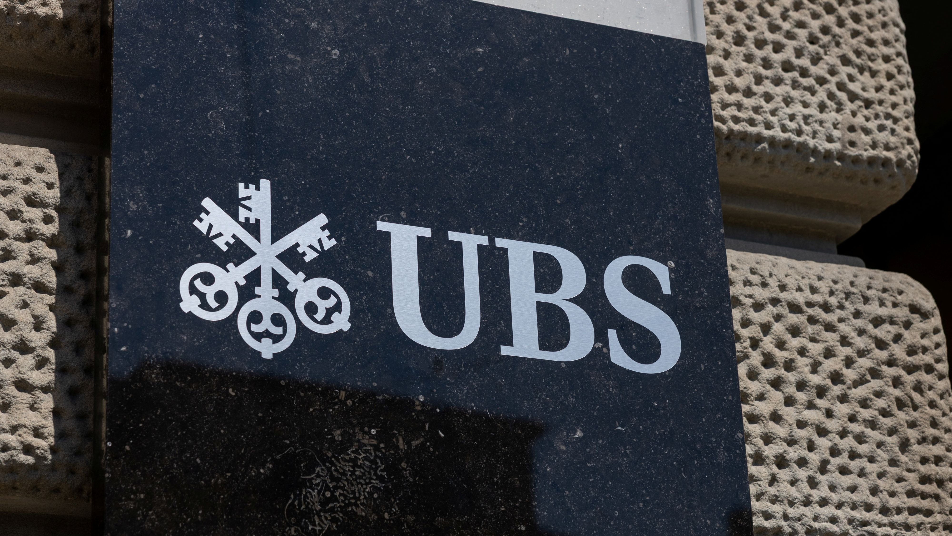 Banken: UBS bekräftigt Aktienrückkauf-Pläne für 2025