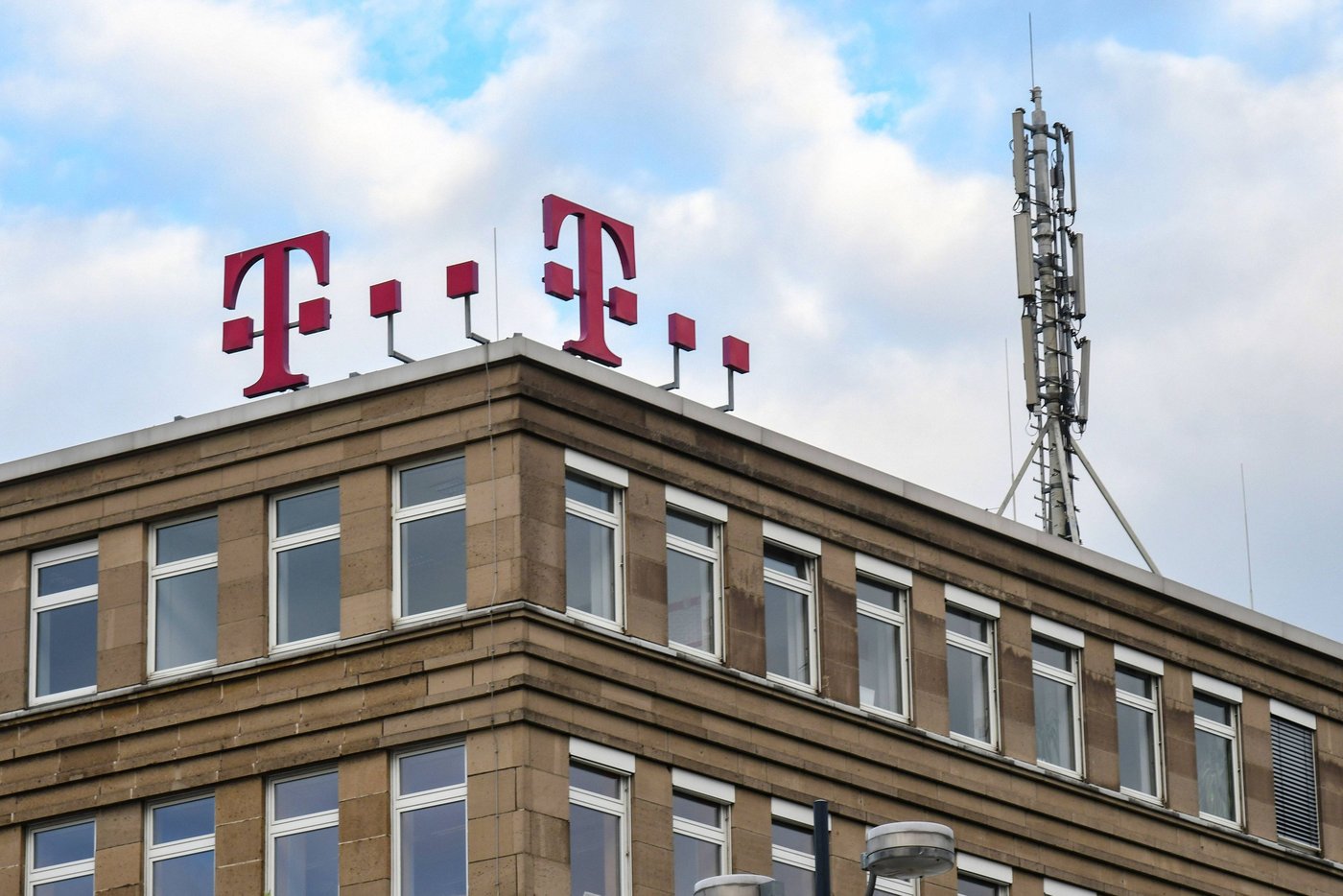 Deutsche Telekom: Telekom übernimmt weitere T-Mobile-Aktien von Softbank