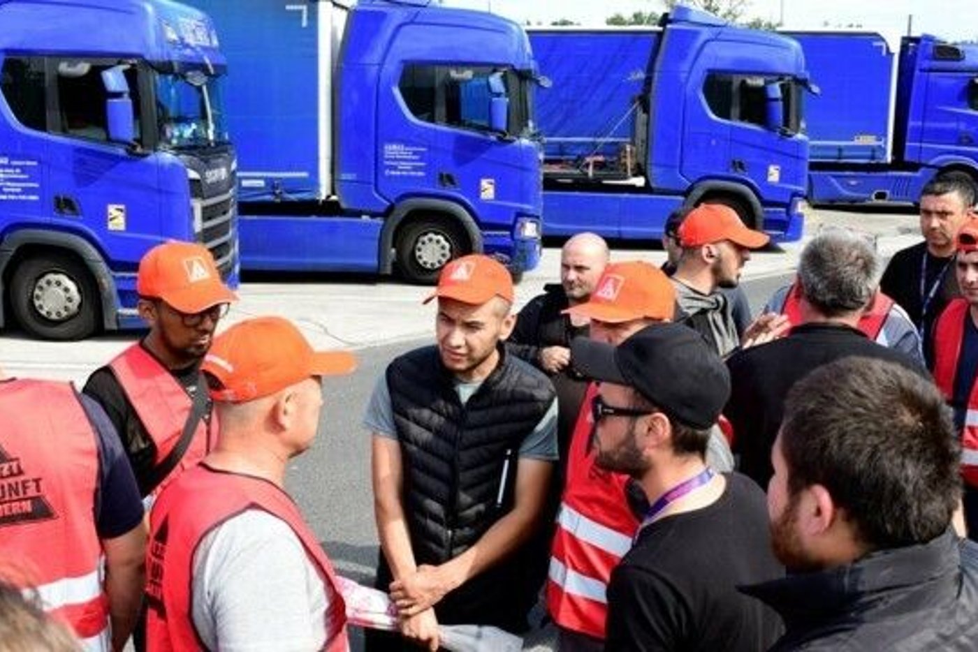 LKW-Fahrer streiken an Autobahnraststätte Gräfenhausen