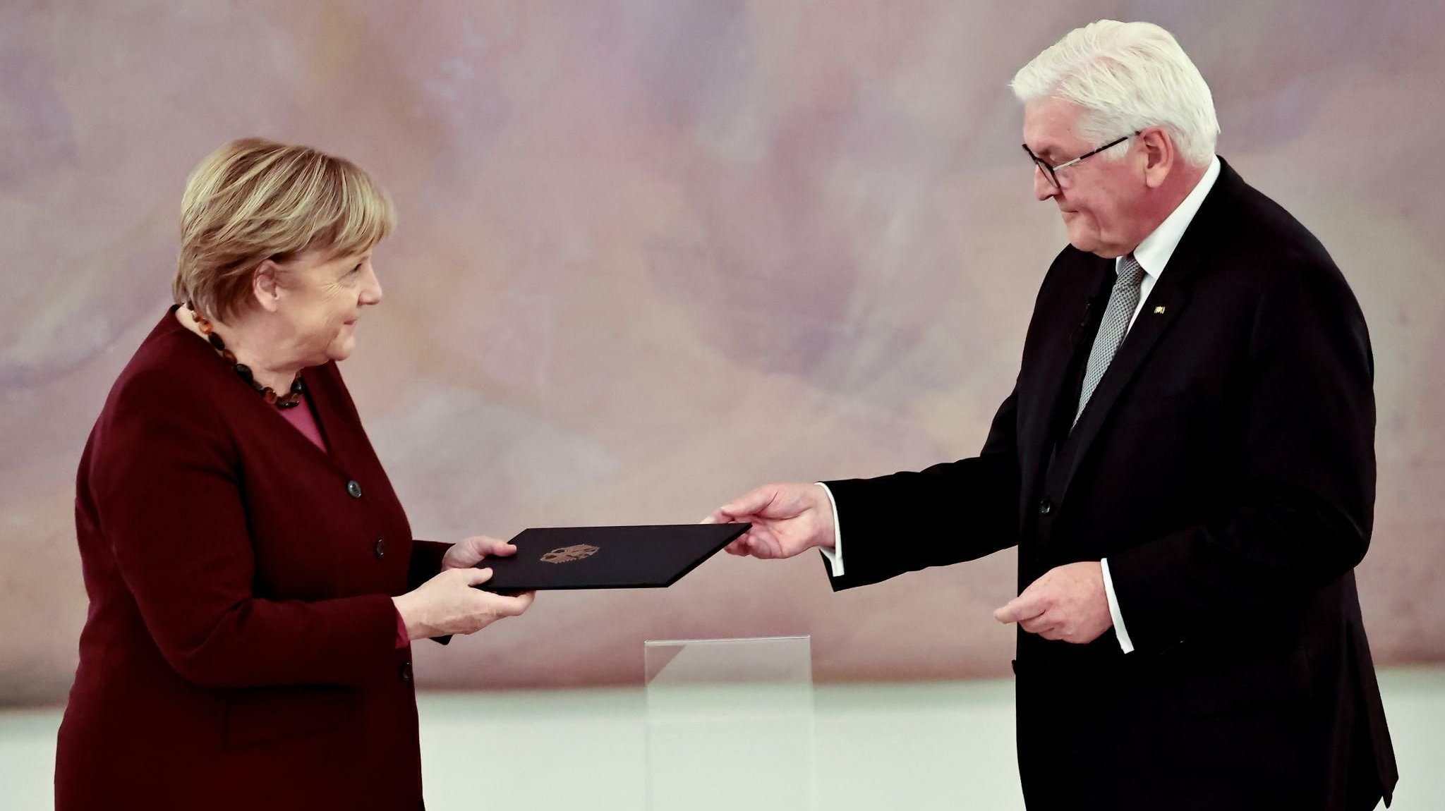 Bundestag: Angela Merkel geht – aber noch nicht so ganz