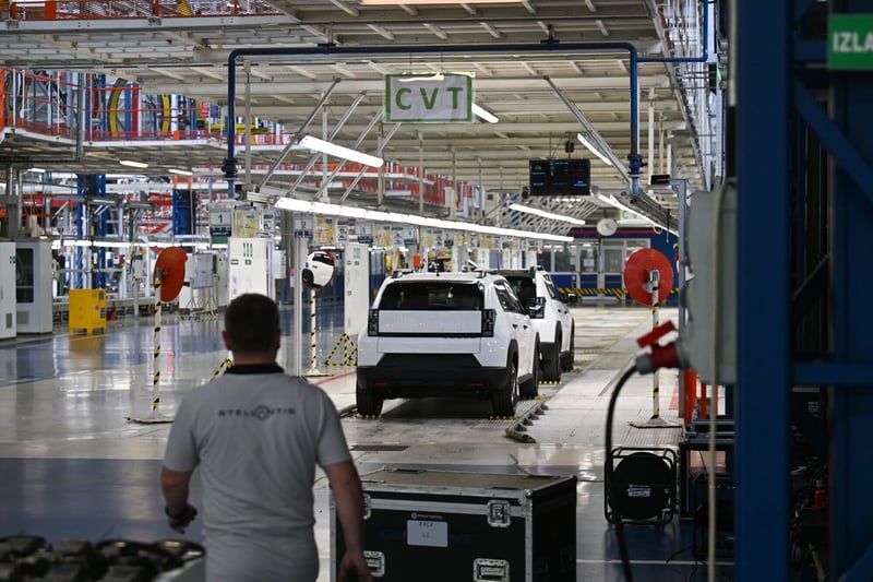 Autobauer: Opel-Mutter Stellantis überrascht mit starkem Gewinnrückgang