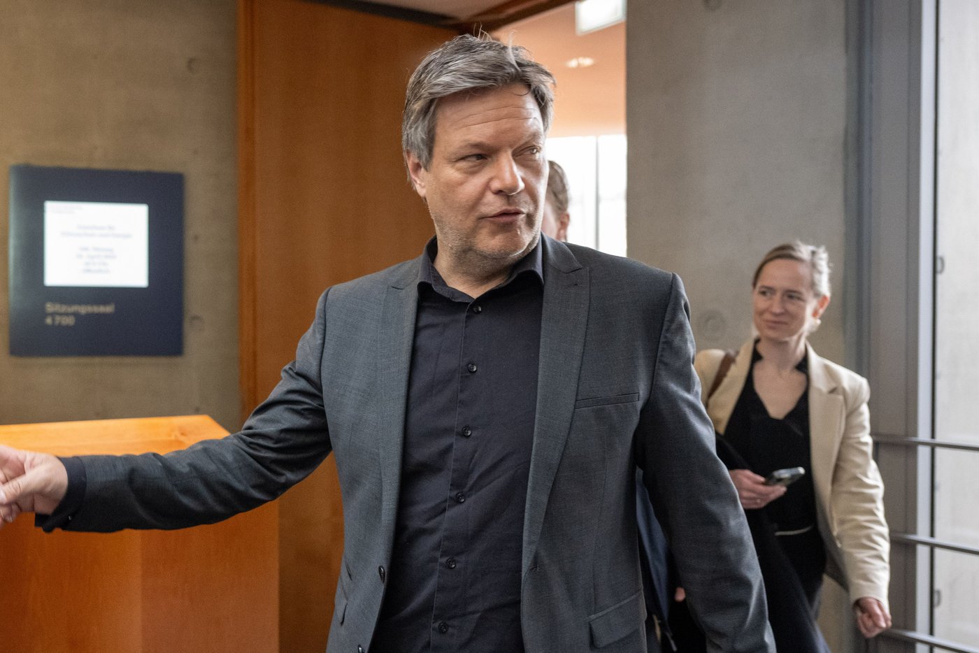 Kommentar: Ein Vermerk hätte Habeck beim Atom-Aus umgestimmt? Lachhaft!