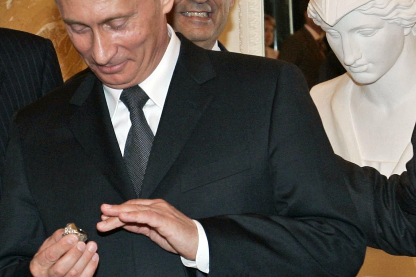 Kurioser Vorwurf aus den USA: Hat Putin nun den Diamant-Ring geklaut?