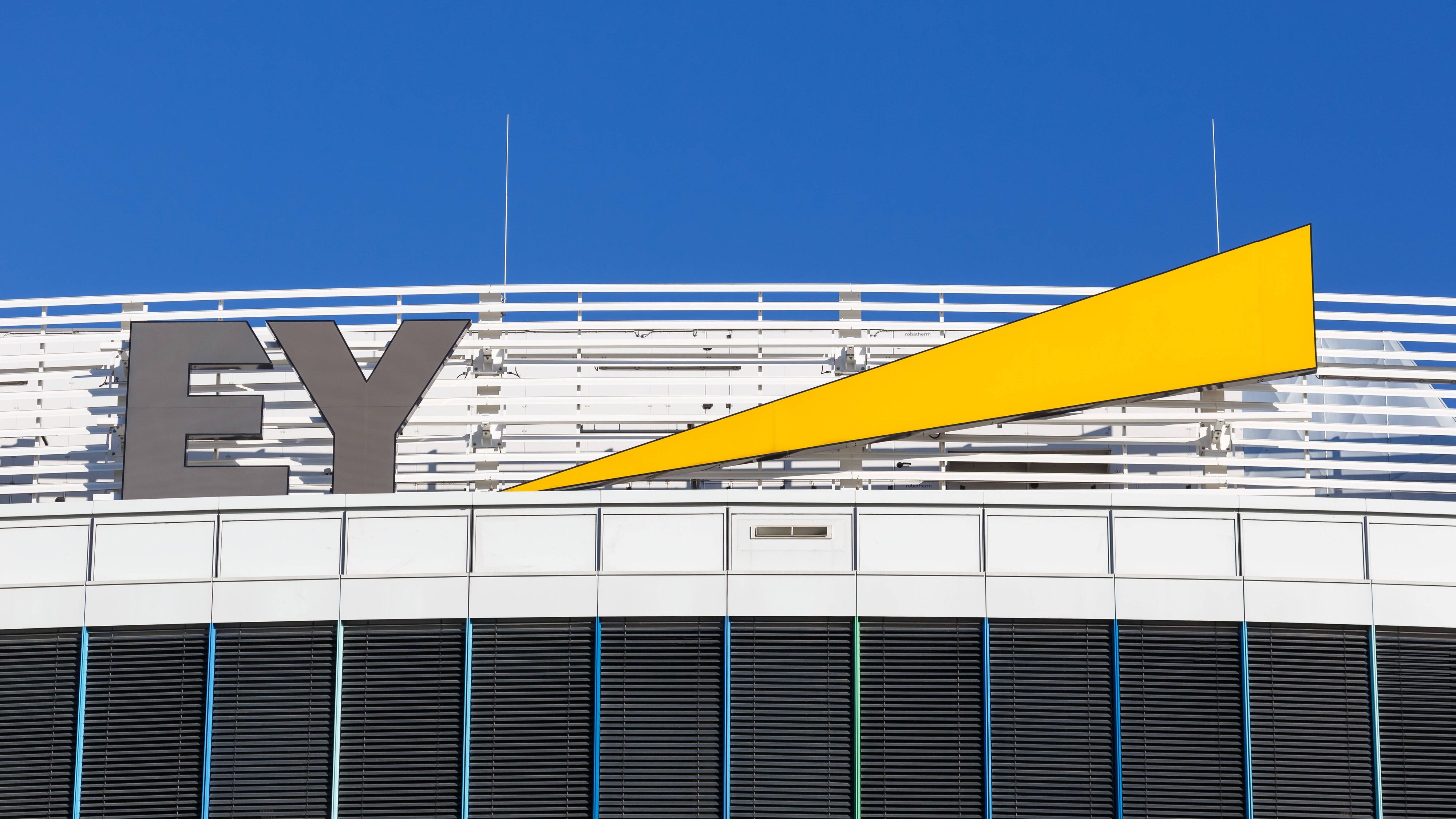 Wirtschaftsprüfung: Ex-Partner wirft EY Beihilfe zu organisiertem Verbrechen vor