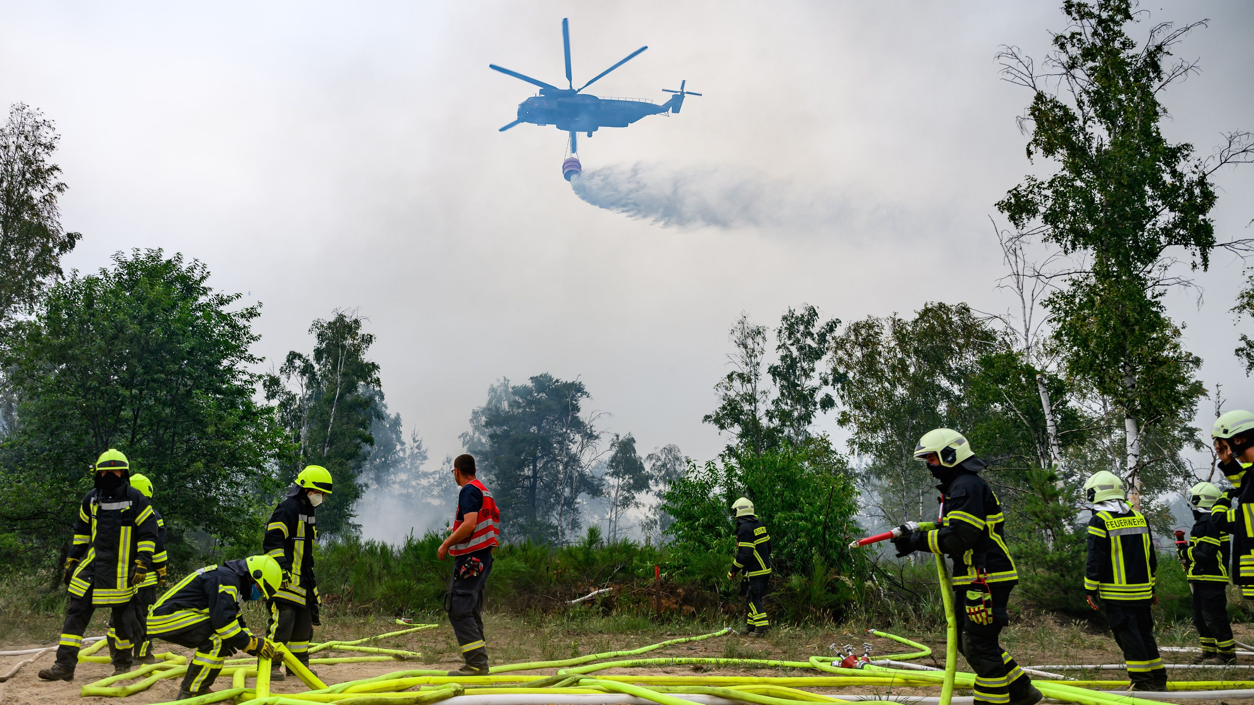 Mehr als 2000 Hektar Land zerstört: Waldbrand in der Gohrischheide wütet seit fast einer Woche