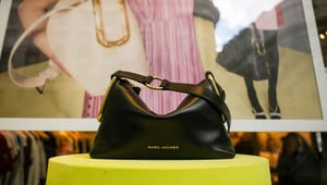 Lvmh Moet Hennessy Louis Vuitton SE Aktie (853292) Kurs & News - Wann ...
