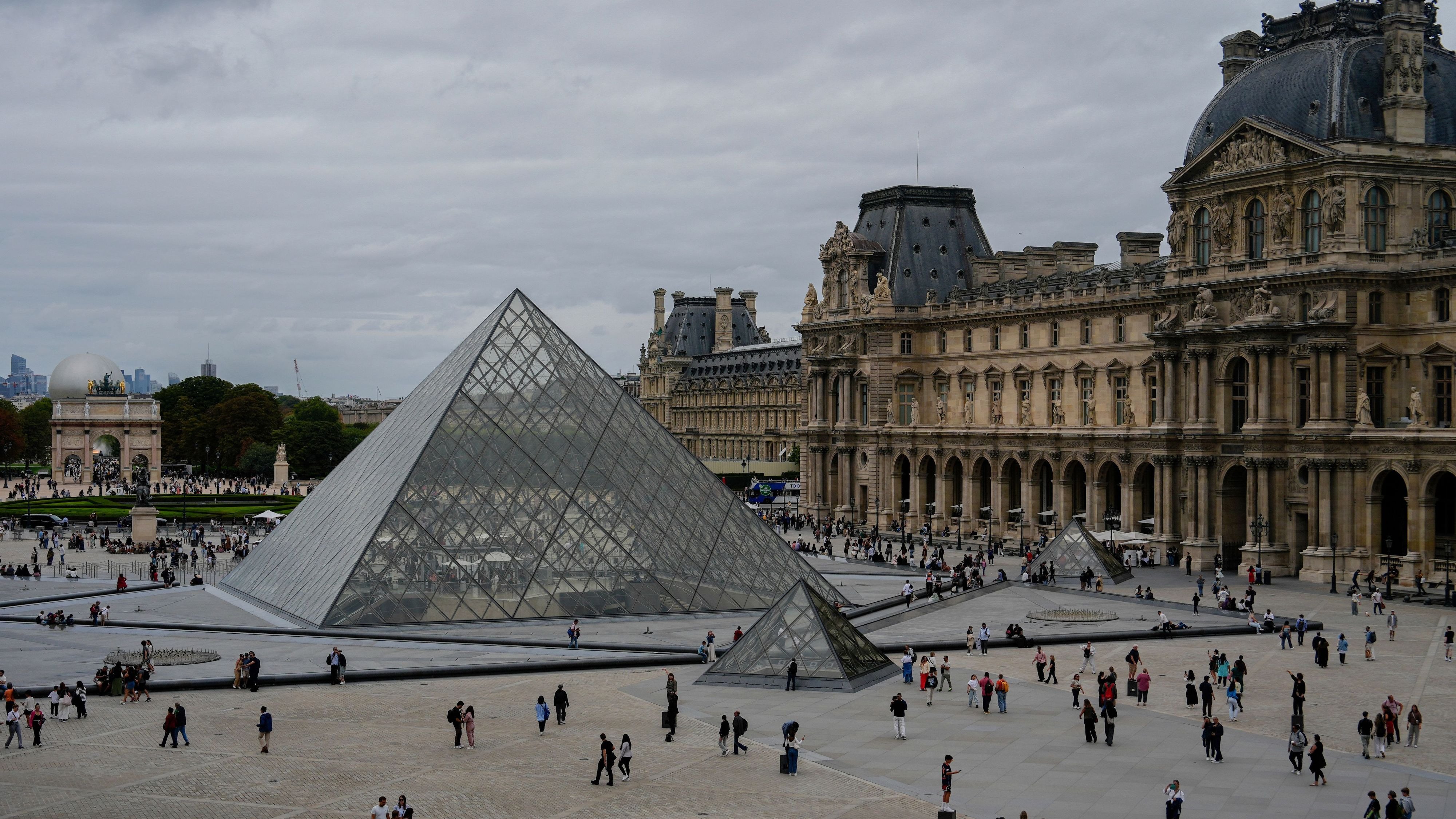 Museum geschlossen: Diebe stehlen aus dem Louvre Juwelen von ...